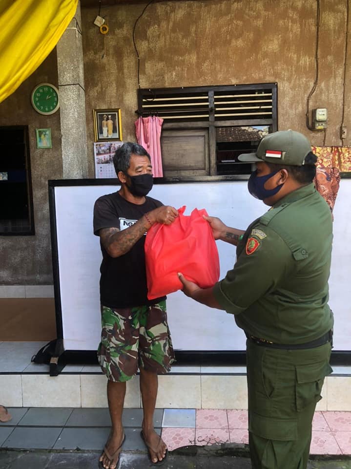 Penyerahan paket sembako dari CV. Crystal - KELURAHAN UBUNG DENPASAR UTARA
