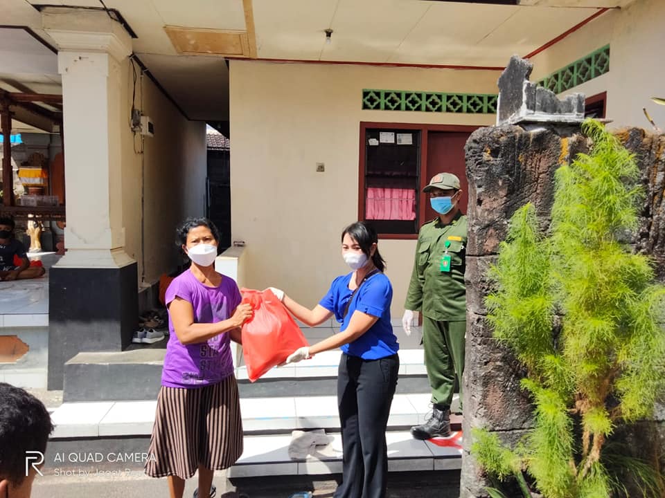 Penyerahan paket sembako dari CV. Crystal - KELURAHAN UBUNG DENPASAR UTARA